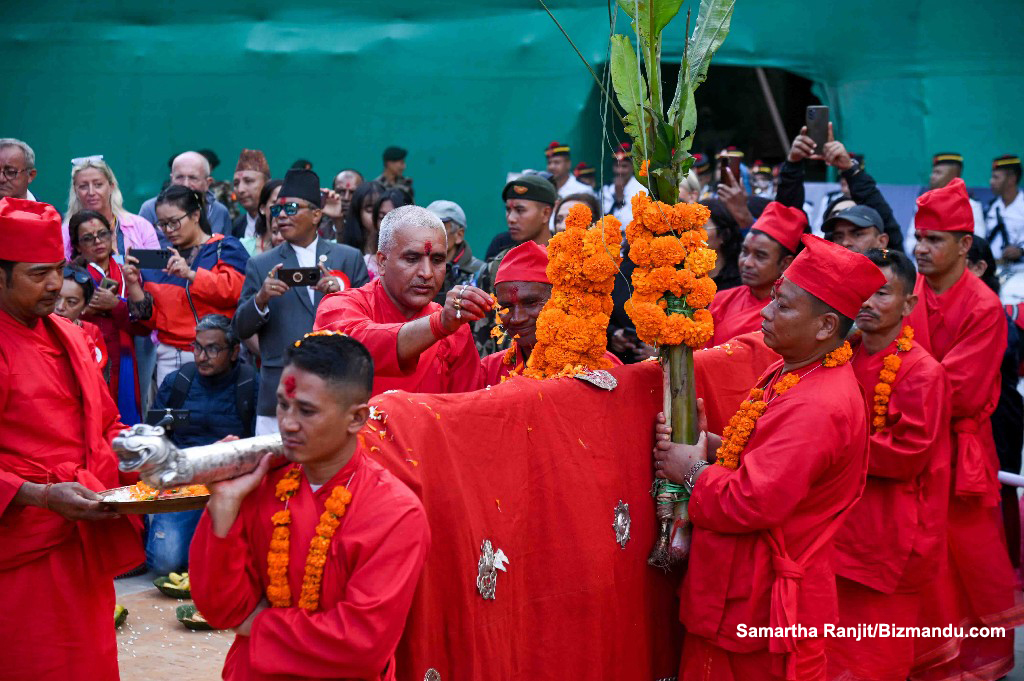 हनुमानढोकाको दसैंघरमा भित्र्याइयो गोरखाबाट ल्याएको फूलपाती, यस्तो ...