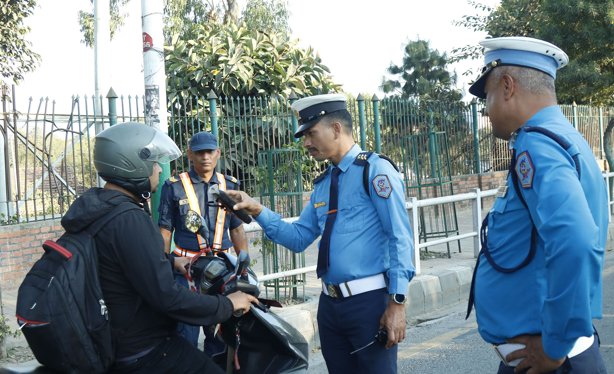 सडकमा ट्राफिक प्रहरी बिस्तारै सक्रिय, सिनियरहरु पनि फिल्डमा, निगरानी ...