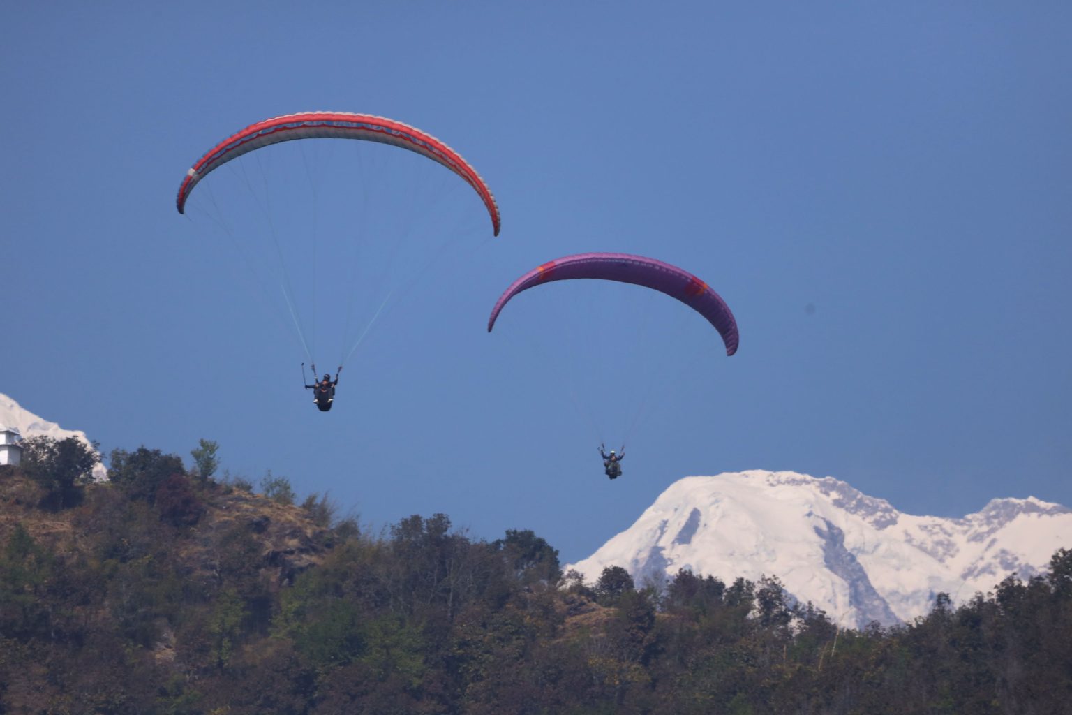 मौसम खुलेपछि पोखरामा प्याराग्लाइडिङको चहलपहल, पर्यटक उत्साहित